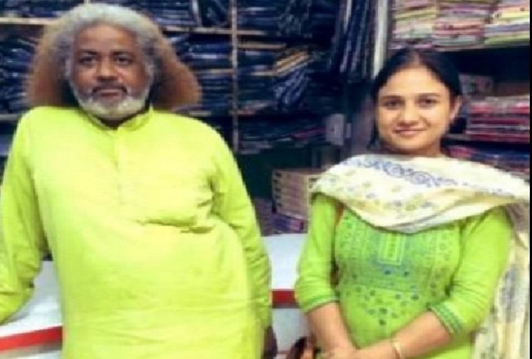 यूपी बागपत के चाट वाले आइंस्टीन चाचा ने फिर बटोरी सुर्खियां युवती के साथ चटख कुर्ते में वायरल