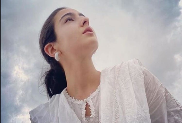 सोशल मीडिया:सबा अली ने शेयर की सारा की बचपन की तस्वीर, हाथ में पकड़े ...