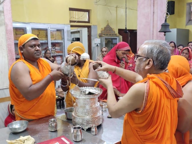 मथुरा:इंद्र-इंद्राणियों ने सिद्ध भगवान की आराधना - Mathura: Indra ...