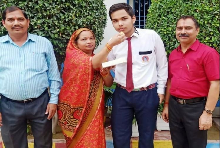 सीबीएसई 10वीं परीक्षा परिणाम:फिरोजाबाद में व्योम दुबे ने रचा इतिहास, 99.8 फीसदी अंक लेकर रहे ...