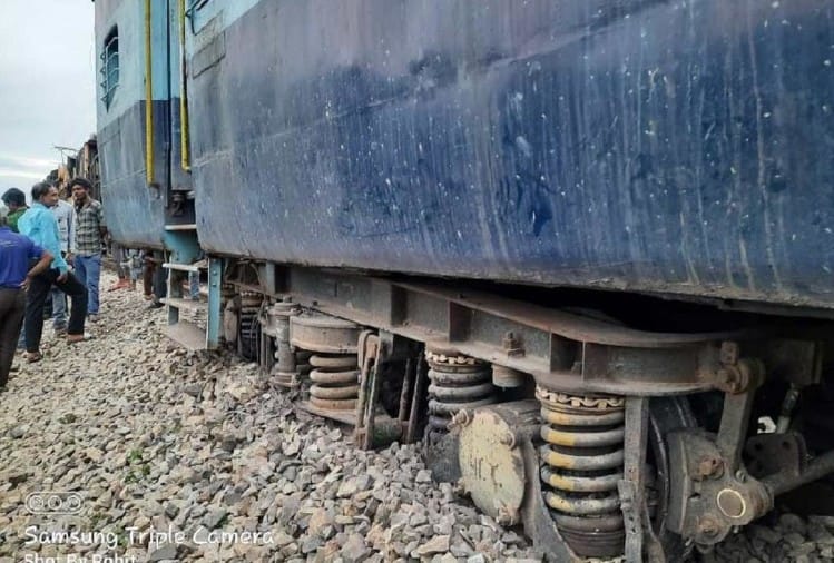 Bcm Machine And Bogie Derailed Traffic Disrupted In Sonbhadra ...