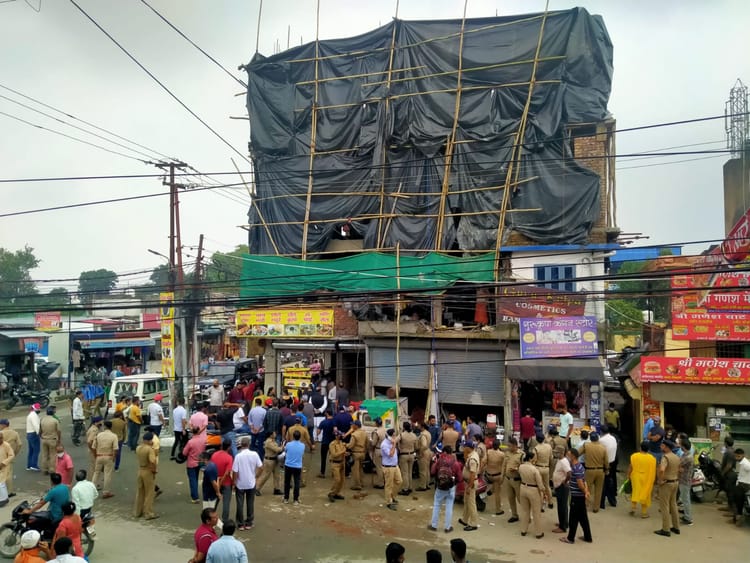 देहरादून: कालरा स्वीट शॉप के चार मंजिला भवन को सील करने पंहुची टीम ...