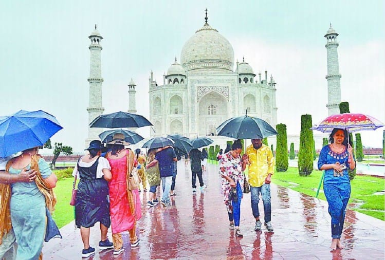Agra Weather Today:सुहाने मौसम में हजारों सैलानियों देखा ताज, जानिए ...