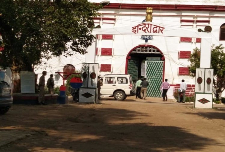 नैनी सेंट्रल जेल : वकील ने दिया था राज को मोबाइल, अब पुलिस कर रही तलाश ...