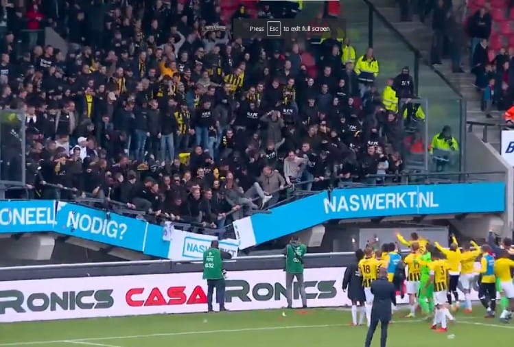 फुटबॉल स्टेडियम में हादसा:टीम की जीत का जश्न मनाना पड़ा महंगा, स्टैंड ...