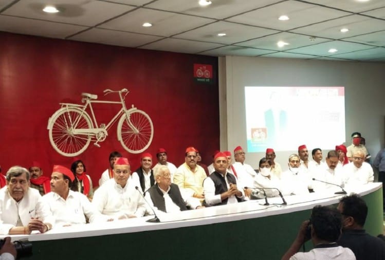 Up Polls:पूर्व मंत्री लालजी वर्मा और राम अचल राजभर सपा में शामिल, बसपा ...