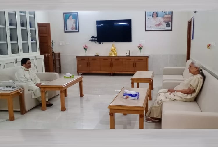 लखनऊ:बसपा सुप्रीमो मायावती के घर पहुंचीं राज्यपाल आनंदी बेन पटेल, उनकी ...
