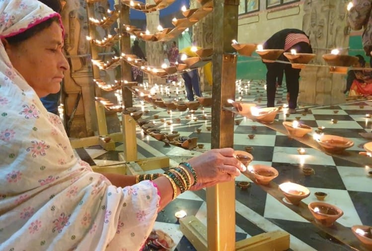 कार्तिक पूर्णिमा:11 हजार दीपों से जगमग हुआ वृंदावन का रंगनाथ मंदिर ...