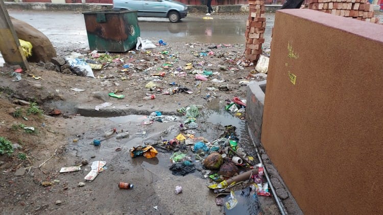 नालियां छोड़ सड़कों पर बहता नजर आया बारिश का पानी - Heavy Rainfall ...
