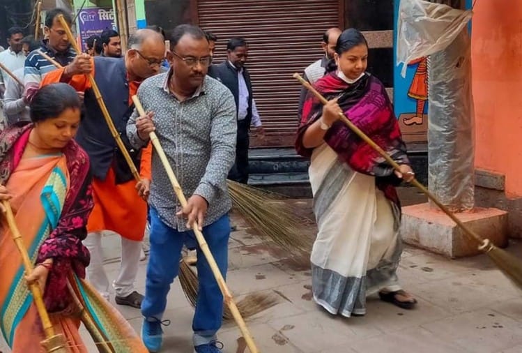 वाराणसी:मेयर मृदुला जायसवाल ने चलाया सफाई अभियान, काल भैरव क्षेत्र में ...