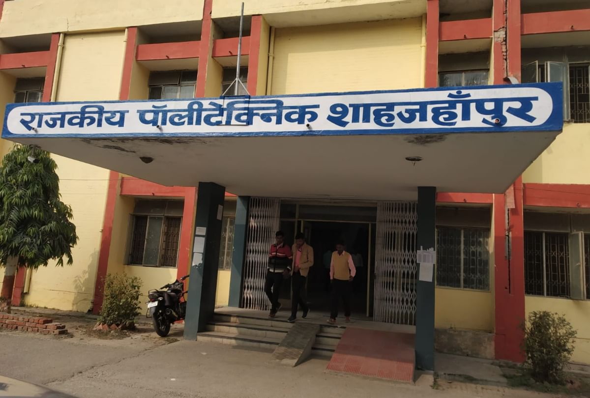 Shahjahanpur Polytechnic Girl Student Consume Poison She Accused Warden ...