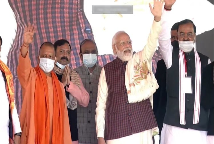 बरेली:त्रिशूल एयरबेस पहुंचे प्रधानमंत्री, मुख्यमंत्री और जनप्रतिनिधियों ...