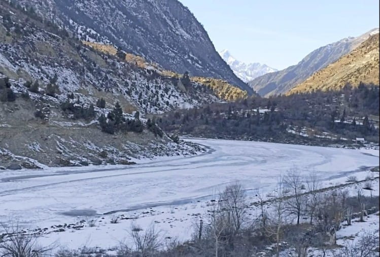 Weather Report:पहाड़ बर्फ से ढके, मैदानों में बारिश ने और बढ़ाई ठंड, अभी लुढ़केगा पारा - Weather ...