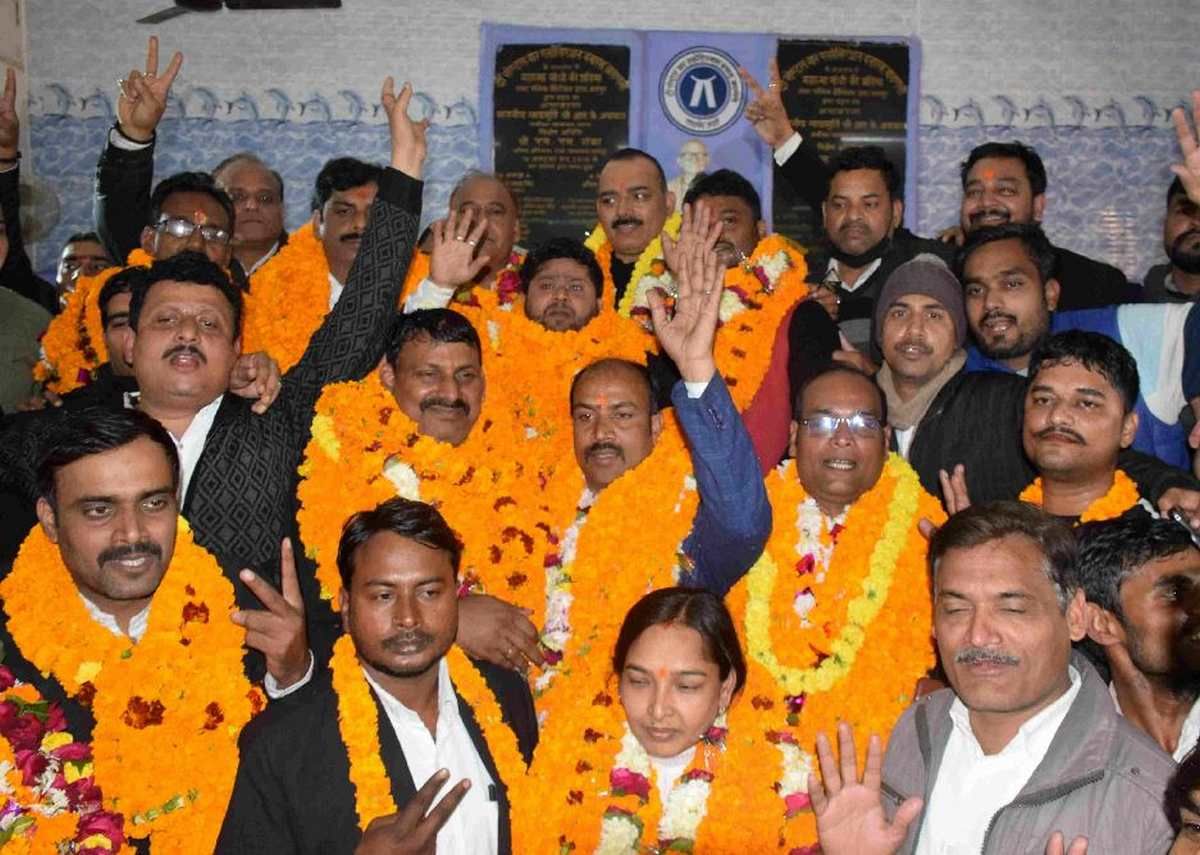 Varanasi Central Bar Association President Mohan And Ashwani Rai Became ...