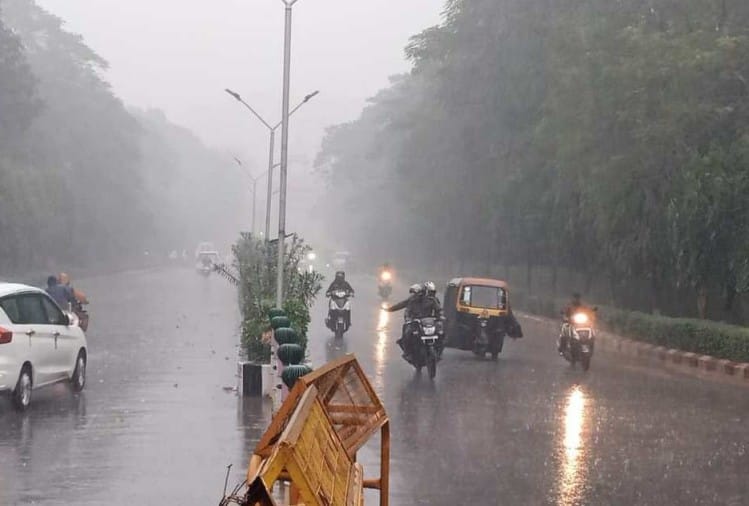 Heavy Rain Is Raining In Varanasi Since Night Lightning Has Increased ...