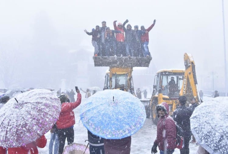 Snowfall In Shimla:बर्फबारी का आनंद लेने के लिए शिमला पहुंचे सैलानियों ...