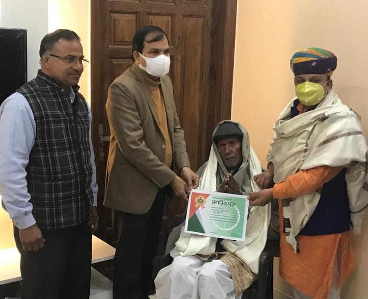 Ina Soldiers Honored By Visiting Deputy Commissioner At Home - Charkhi ...