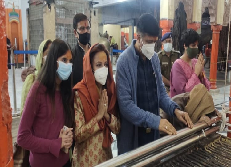 डीजीपी ने परिवार संग किया काशी भ्रमण:मंदिरों में नवाया शीश, सारनाथ में देखा पुरातात्विक अवशेष ...