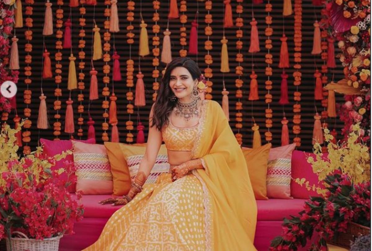 Inside Karishma Tanna Mehndi Ceremony The Bride To Be Wore Yellow ...