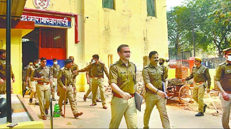 वाराणसी जिला जेल:750 की क्षमता, ढाई हजार बंदी और मुट्ठी भर फोर्स, आए ...