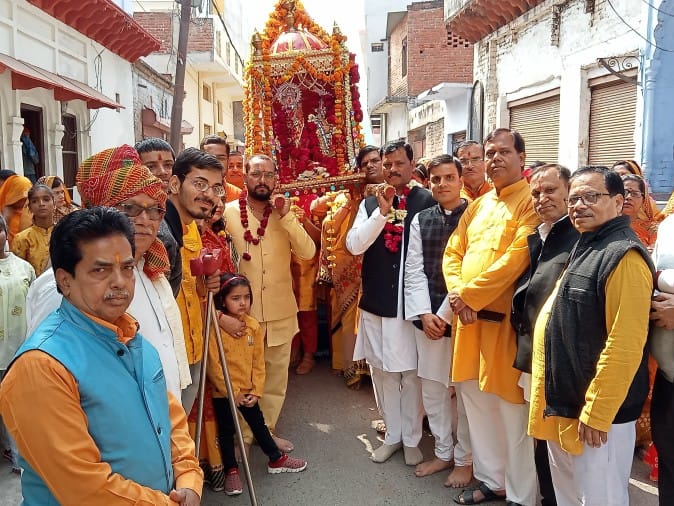 युगल सरकार की श्रद्धालुओं ने उतारी आरती - Palki Yatra - Etawah News