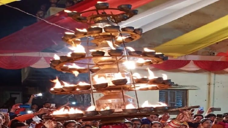 ब्रज की होली का हिस्सा बना चरकुला नृत्य:राधारानी के जन्म से जुड़ी है ...