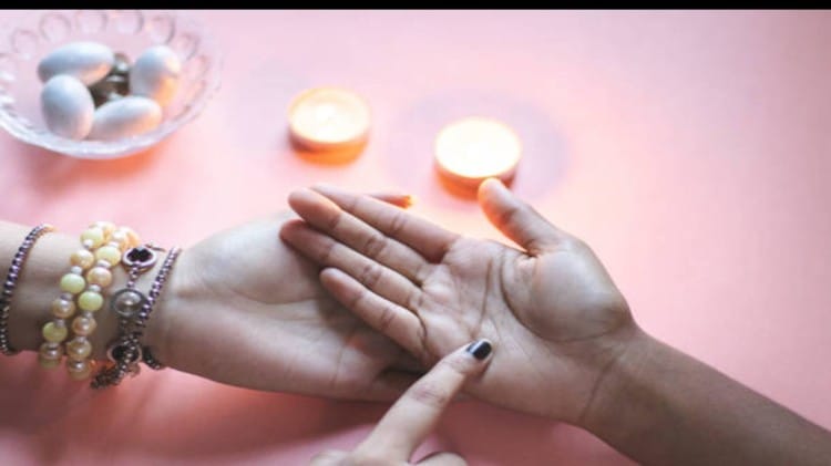 Hastrekha Shastra These 4 Lines Of Hand Tells About Future In Hindi ...