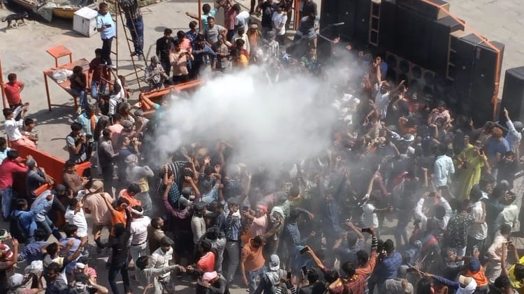 अद्भुत आयोजन:काशी के हरिश्चंद्र घाट पर जलती चिताओं के बीच खेली गई भस्म ...