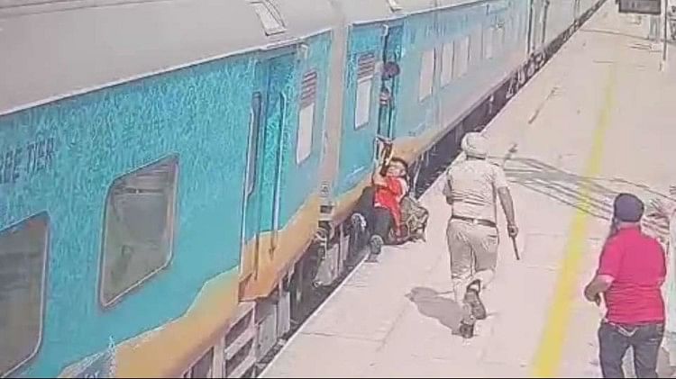 जांबाज ने बचाई जान:चलती ट्रेन में चढ़ते वक्त बिना टिकट यात्री का पैर ... जांबाज ने बचाई जान:चलती ट्रेन में चढ़ते वक्त बिना टिकट यात्री का पैर ...
