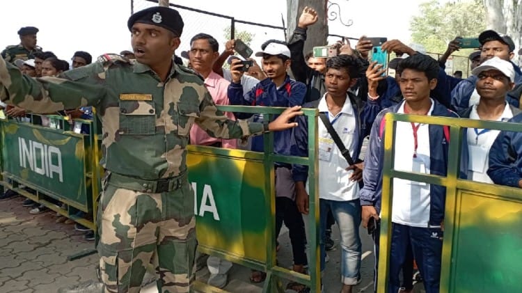 भारत-पाक सीमा देख बच्चे उत्साहित :झारखंड, महाराष्ट्र और उड़ीसा से ...