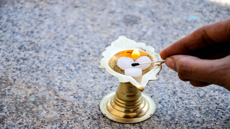 Camphor Used In Worship:पूजा करते समय क्यों जलाते हैं कपूर, क्या है ...