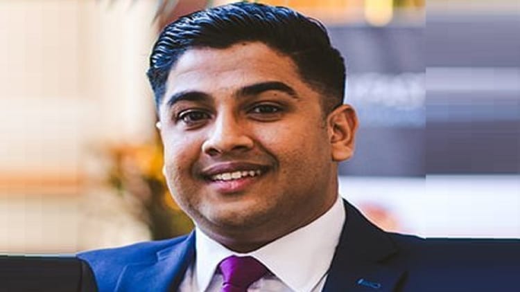 Vedanta Patel Became The First Indian To Hold A Press Conference In The ...