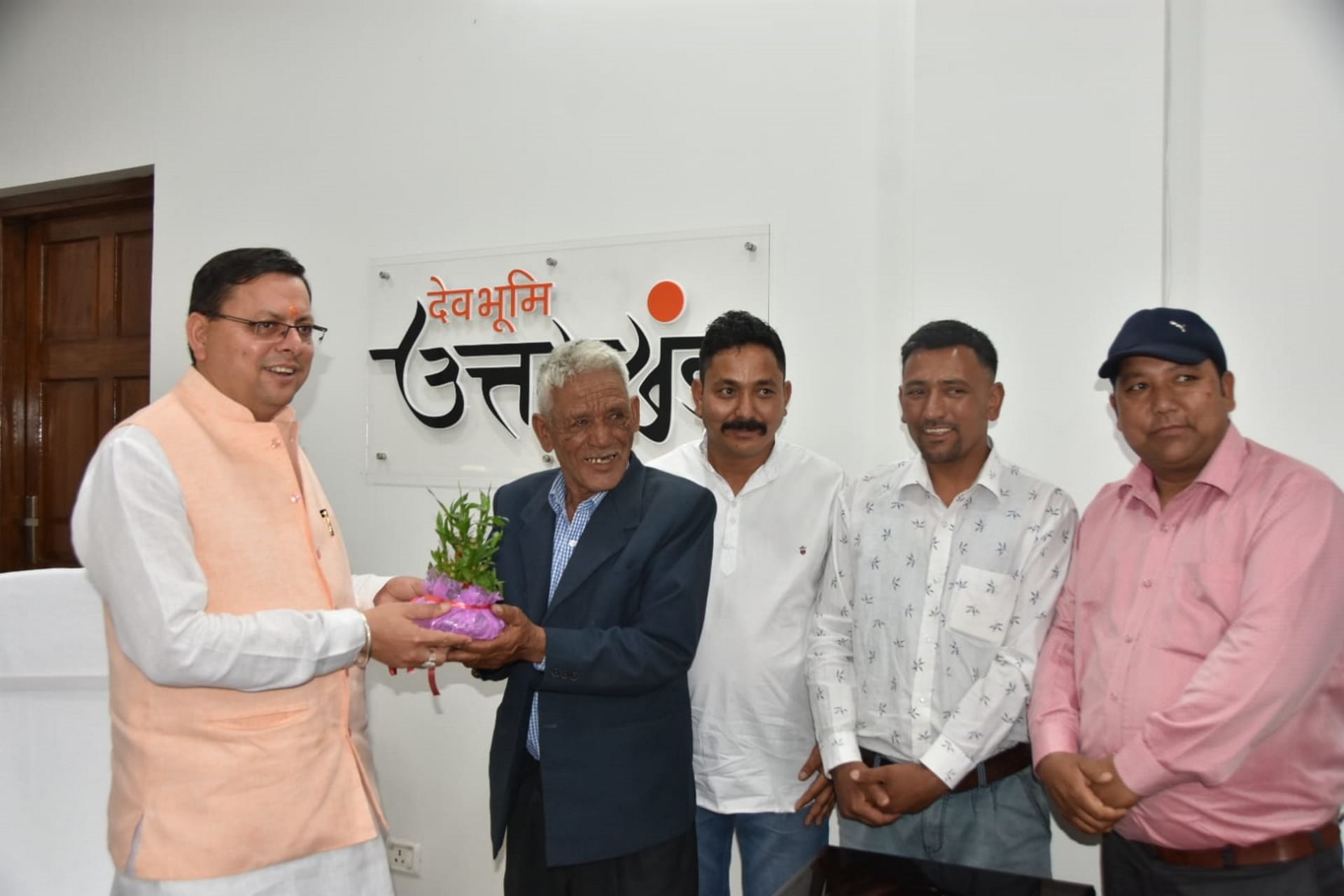 Cm Pushkar Singh dhami Gave Five Lakh Rupees Check To Chipko Leader ...