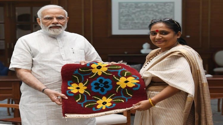 देहरादून:ऋतु खंडूडी ने पीएम मोदी से की मुलाकात, प्रधानमंत्री ने सदन ...
