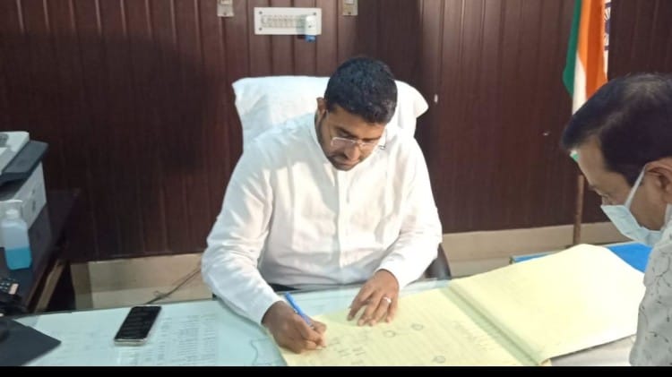 Deepak Meena Will Be The 60th District Magistrate Of Meerut, K.balaji ...