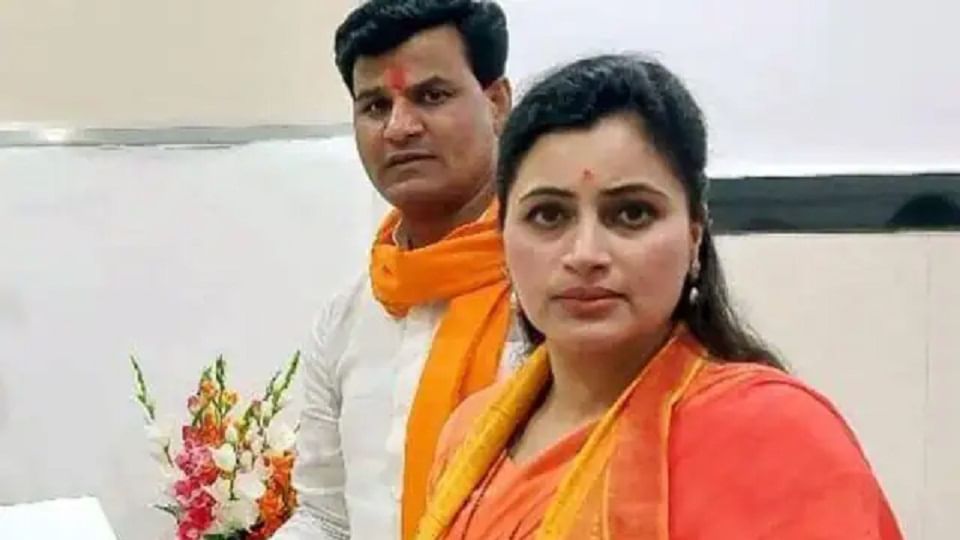 Court Junks Discharge Plea Of Mp Rana, Her Husband In Case Linked To Hanuman Chalisa Row - Amar ...