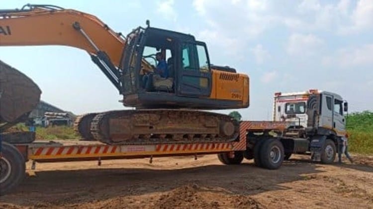 छिंदवाड़ा:सर्विस लाइन से टकरा गई ट्रक में रखी पोकलेन मशीन, साइड बता रहे ...