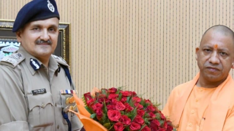 Lucknow: Formal Meeting Of Chief Minister Yogi Adityanath With Caretaker Dgp Devendra Singh ...