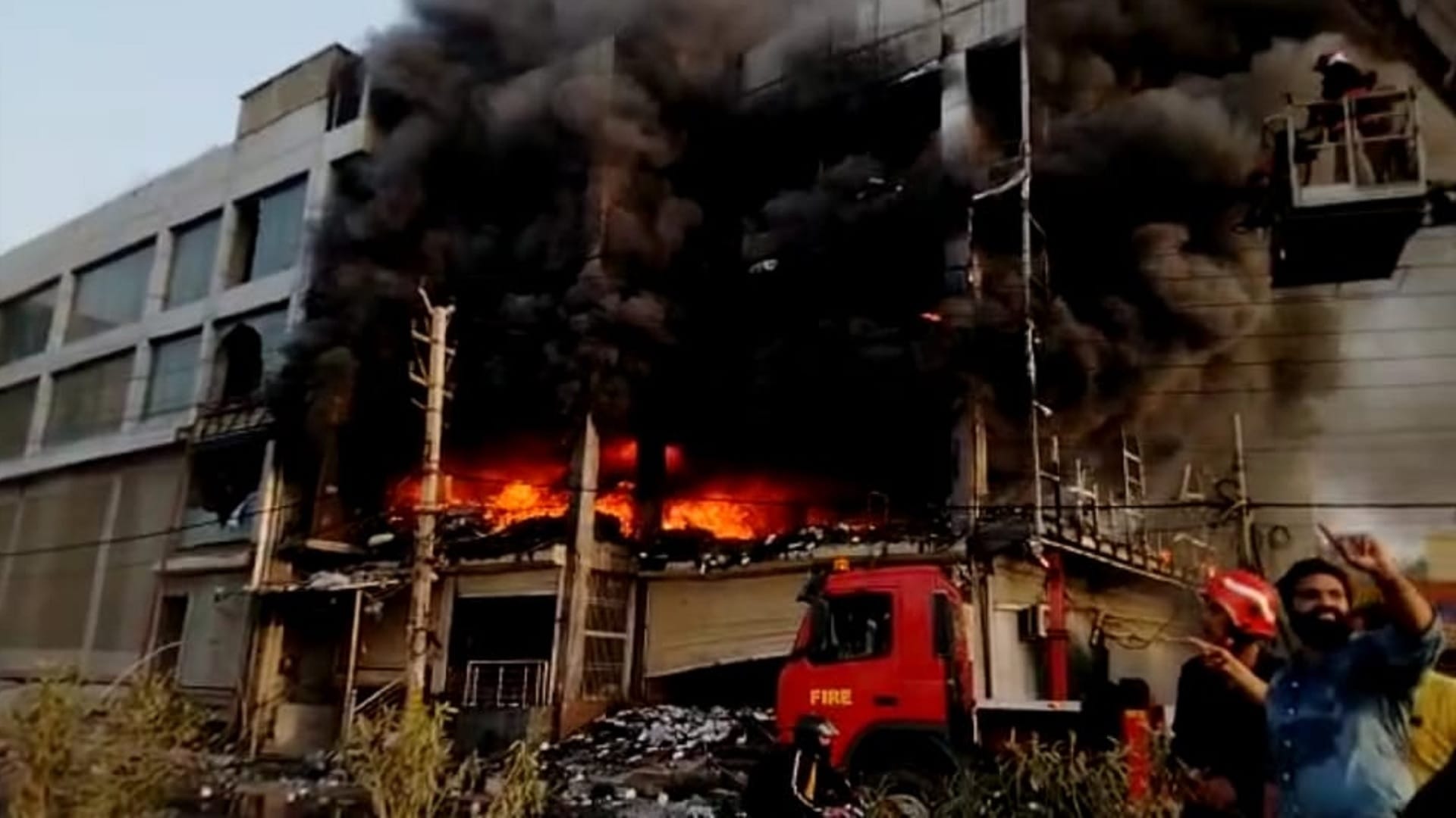 Delhi Mundka Fire:मुख्य आरोपी बिल्डिंग मालिक गिरफ्तार, लोग लड़ रहे थे ...