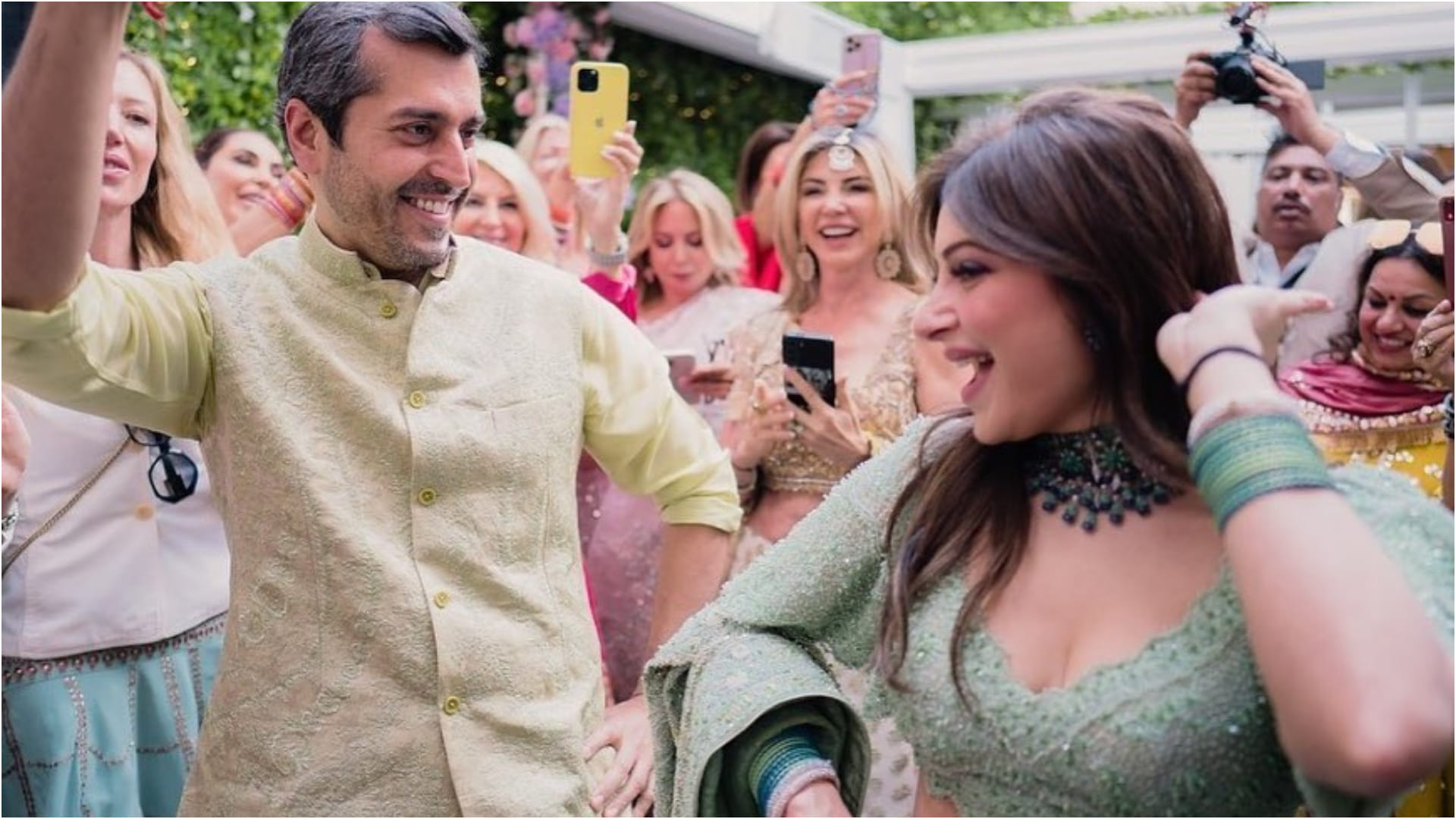 Singer Kanika Kapoor Wore Mint Green Lehenga For Mehendi Ceremony See ...