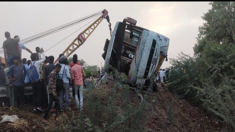 Agra Accident Bus Overturned Uncontrollably On Jaipur Highway - Amar Ujala Hindi News Live ...