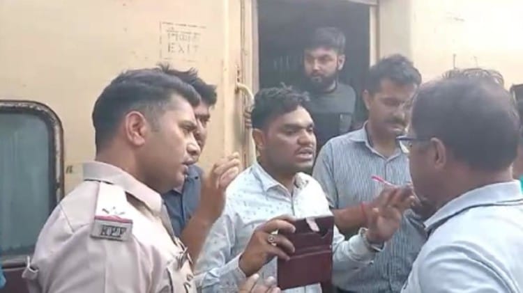 Kalinga-utkal Express:कोच संख्या ए-वन में एसी खराब होने से यात्रियों ने ...