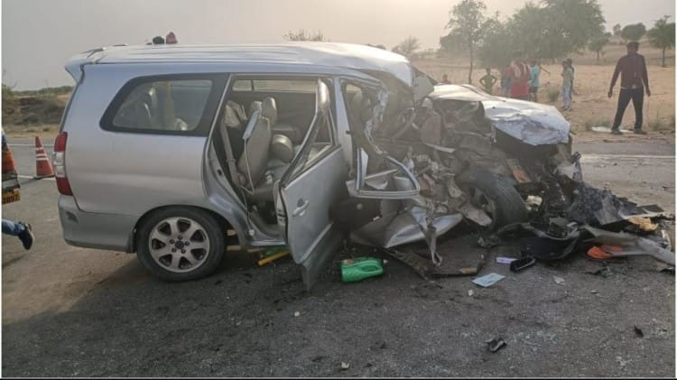 Road Accident:ट्रक और इनोवा कार की भीषण भिड़ंत, चार लोग गंभीर घायल, चार ...