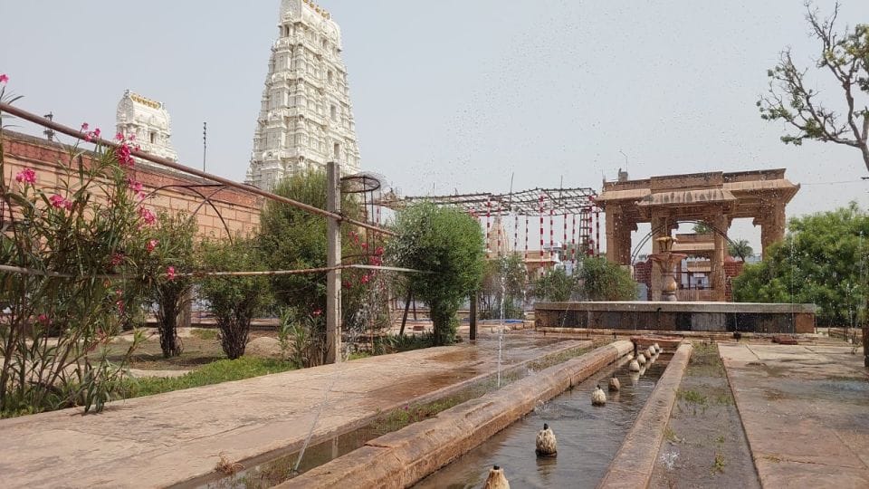 Rangnath Temple:वृंदावन में चांदी के 81 कलशों से हुआ भगवान रंगनाथ का ...