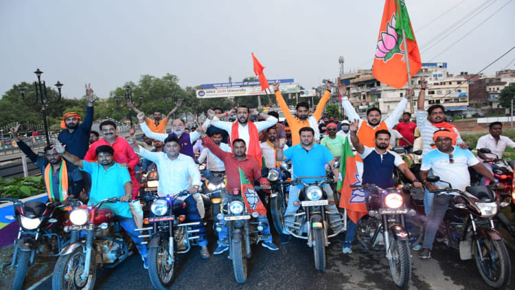 Mumbai:पुलिस ने भाजयुमो के 40 कार्यकर्ताओं को हिरासत में लिया, बिना ...