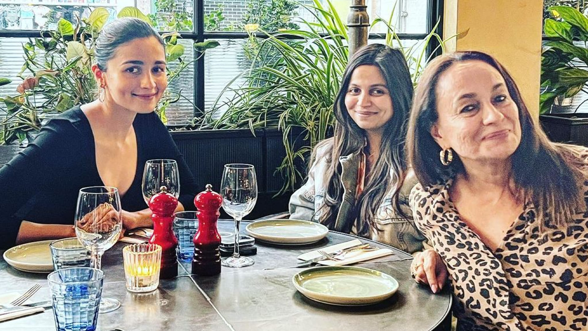 Soni Razdan Goes Out For Lunch With Daughter Alia Bhatt And Shaheen ...