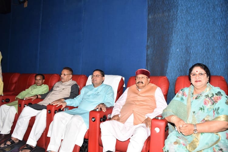 Cm Pushkar Singh Dhami Watched Film Samrat Prithviraj With Ministers - Amar Ujala Hindi News ...