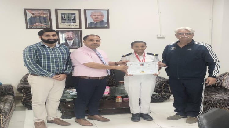 Mehak Thakur Of Himachal Won Two Gold Medals In Ncc - Amar Ujala Hindi ...