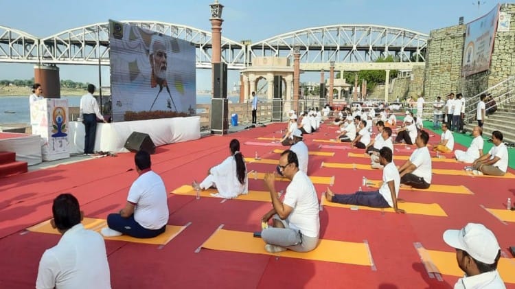 Yoga In Varanasi:हजारों साधकों और योगाचार्यों ने एक साथ किया योग, घाटों ...