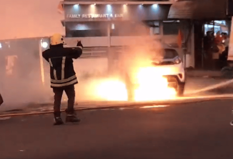 Tata Nexon Ev Fire:टाटा नेक्सन इलेक्ट्रिक कार में लगी आग, वीडियो हुआ ...